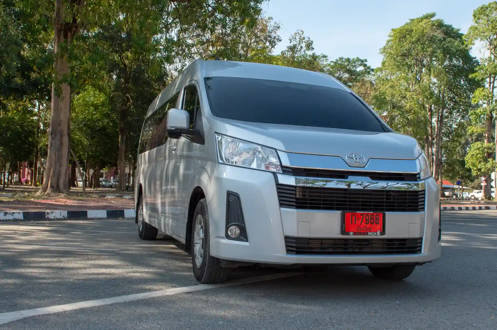 Rent Commuter van self drive Chiang mai Bangkok Phuket 1990.-